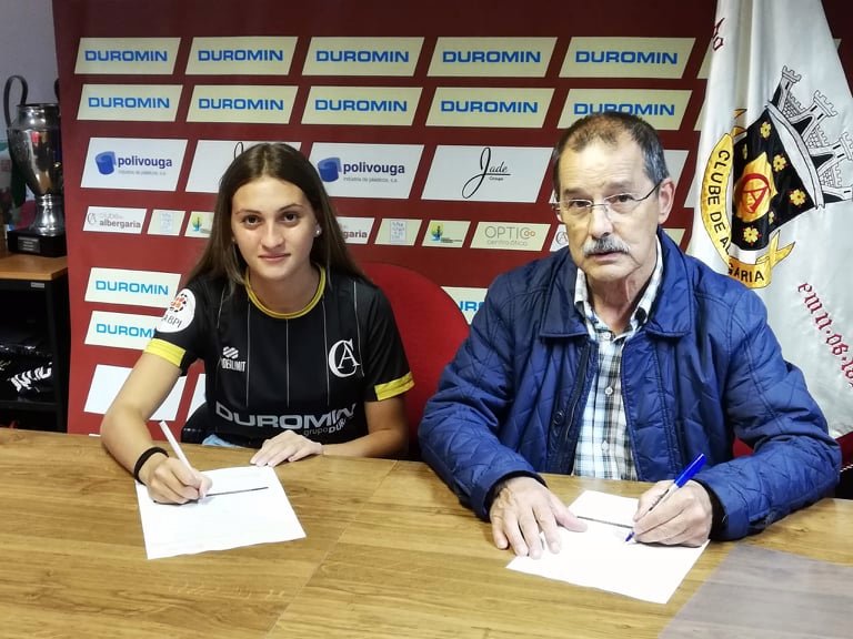 Francisca Gomes assina contrato de formação | Clube de Albergaria